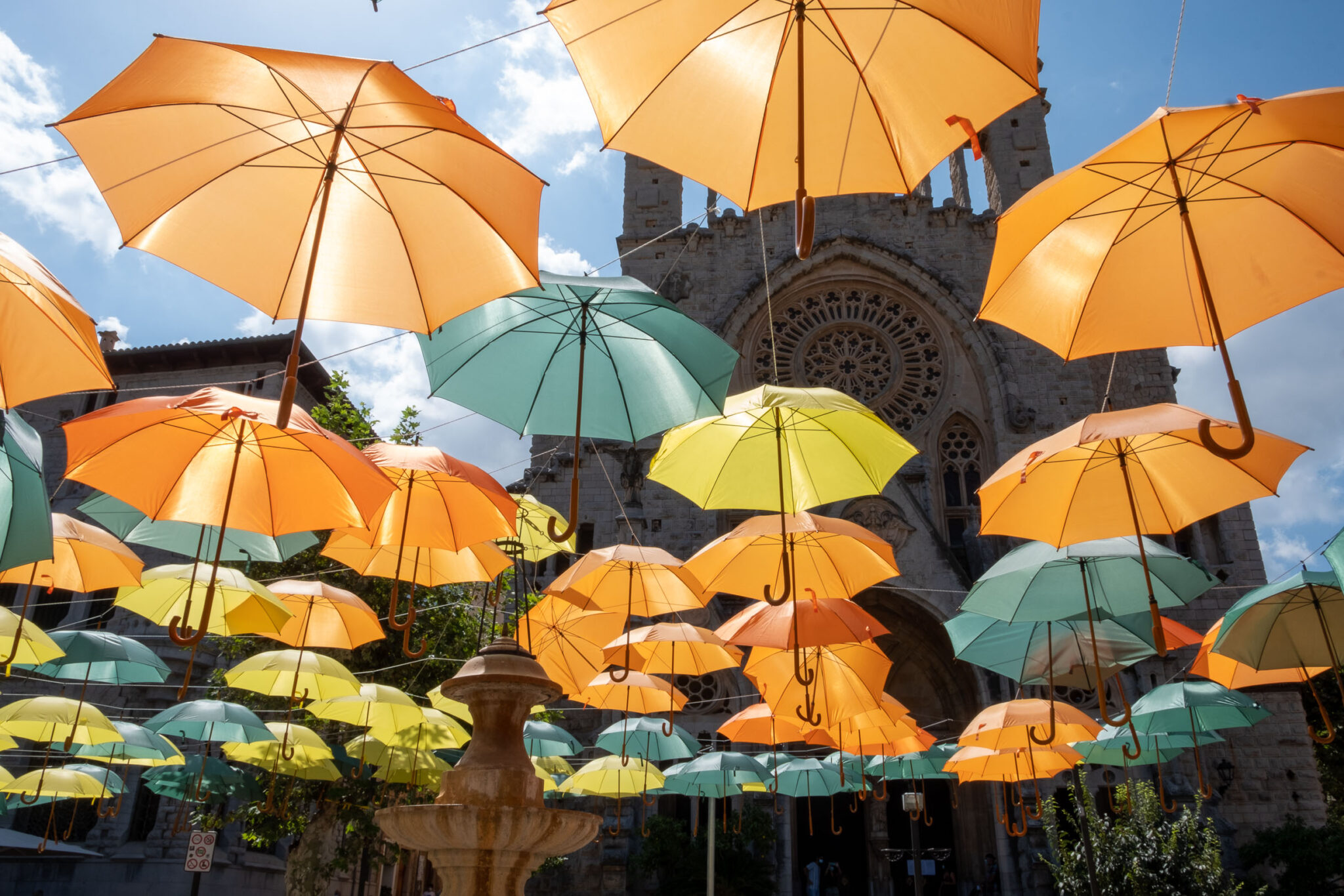 Under my umbrella: Floating parasols in Sóller - Estilo Palma